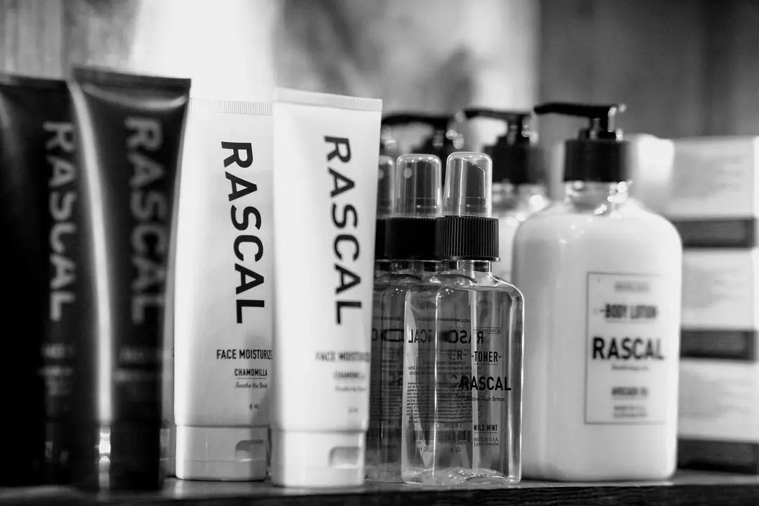 4 būtiniausi odos ir plaukų produktai jūsų rytinei rutinai 8919_1