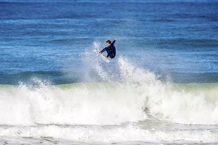 surferul Julian Wilson în ocean